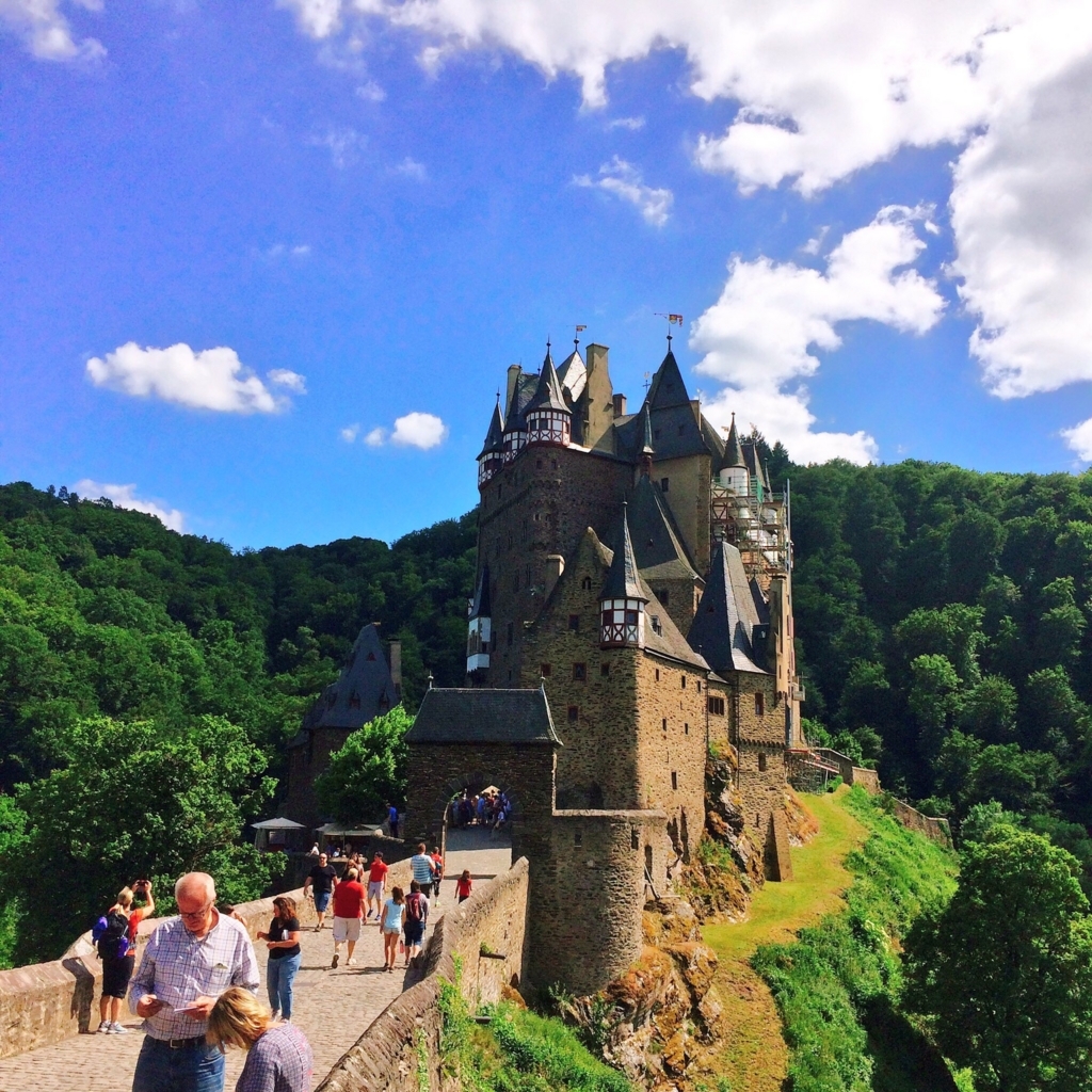 【ドイツ三大美城】エルツ城（Burg Eltz）への行き方は車？バス？徒歩でハイキング？写真付きで詳しくご紹介！ | タビシタ